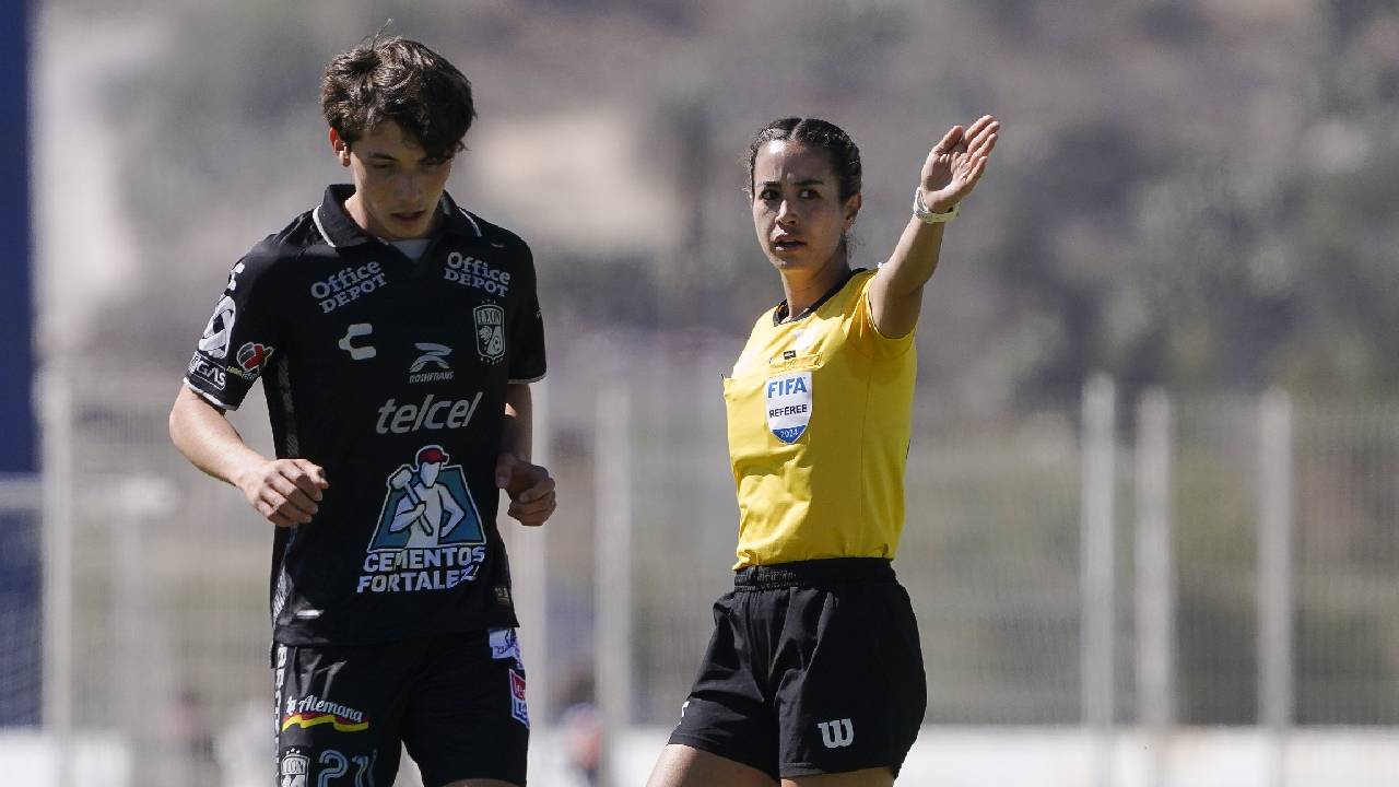 Día Internacional de la Mujer: Ella es Katia Itzel García, la histórica árbitra