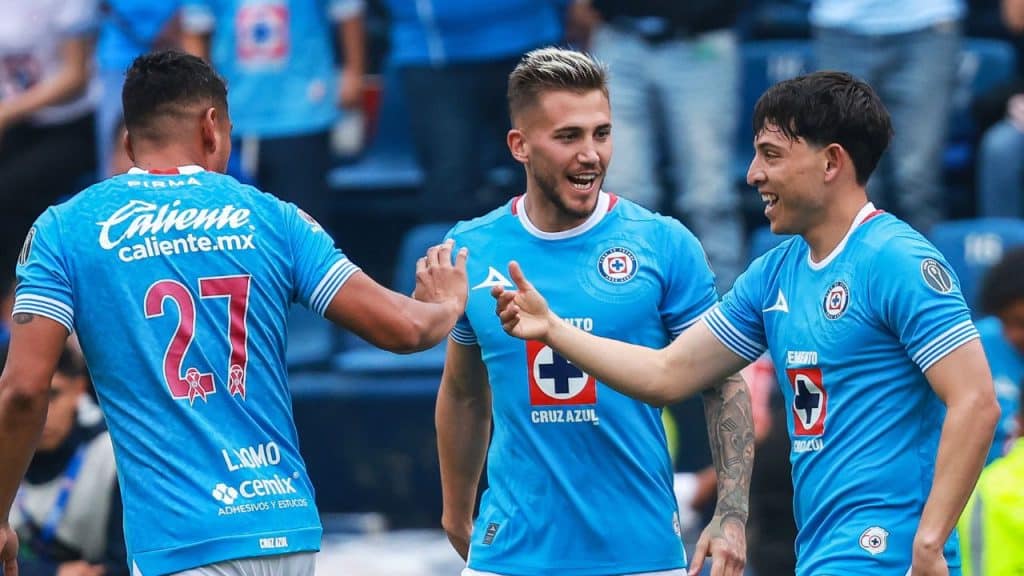 Cruz Azul: Pareja se casa portando el jersey Cementero - Juanfutbol