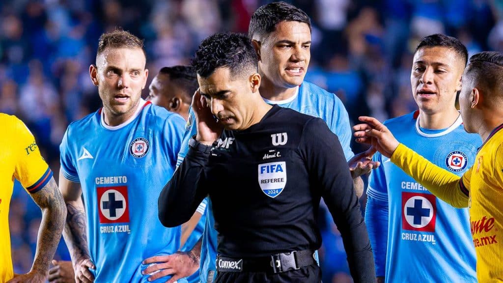 Revelan por qué el VAR no revisó la invasión de campo del Cruz Azul vs ...