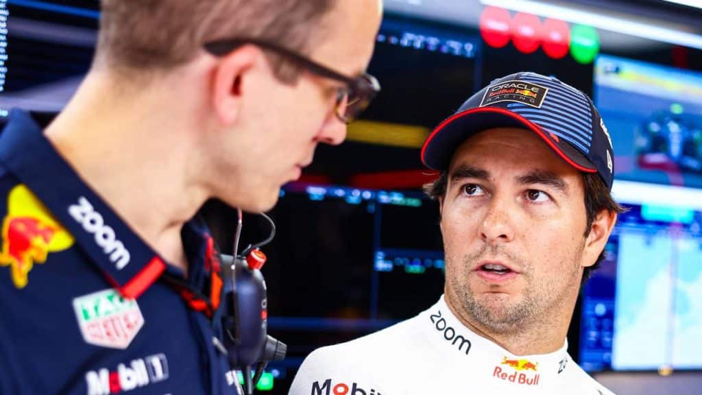 Checo Pérez estalla y le grita a ingeniero de Red Bull - Juanfutbol