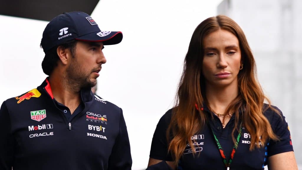 Checo Pérez y una emotiva despedida de Alice Hedworth