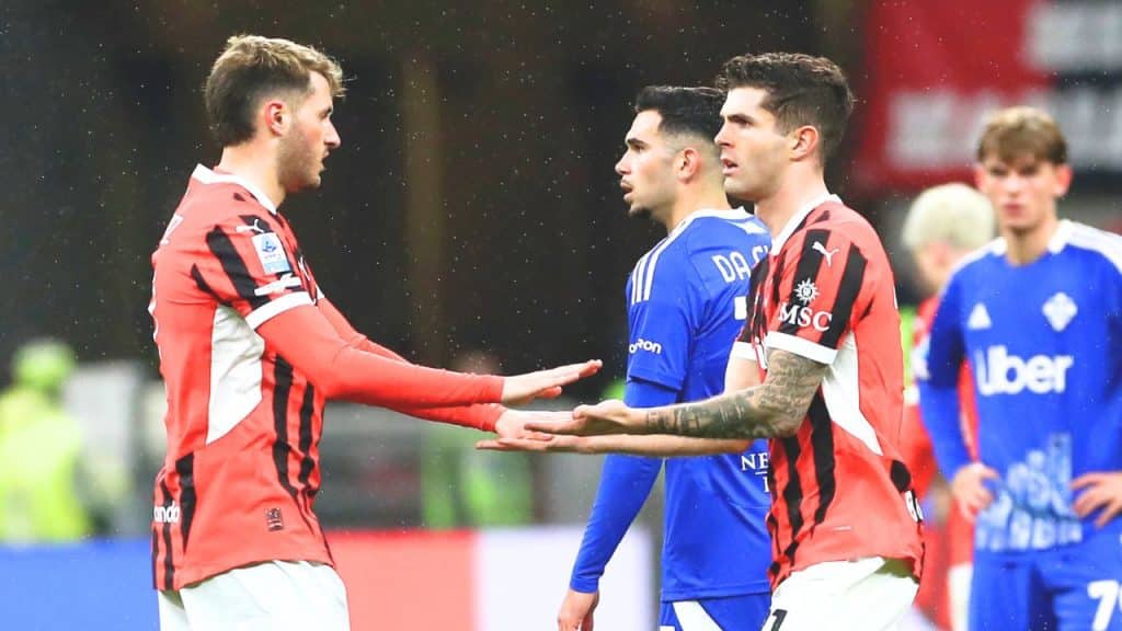 Santiago Giménez recibe inesperado gesto de Pulisic en Milán